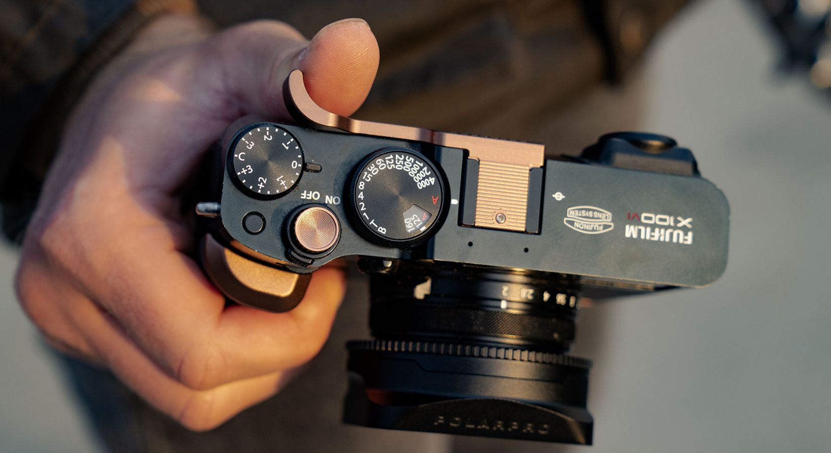 カメラのサムグリップとは？必要性とメリット・デメリットを解説